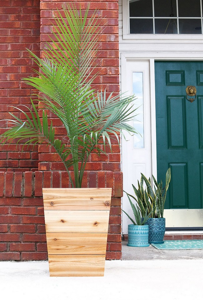 10 DIY Cedar Planter Box Plans For Plant Lovers - DIYnCrafty